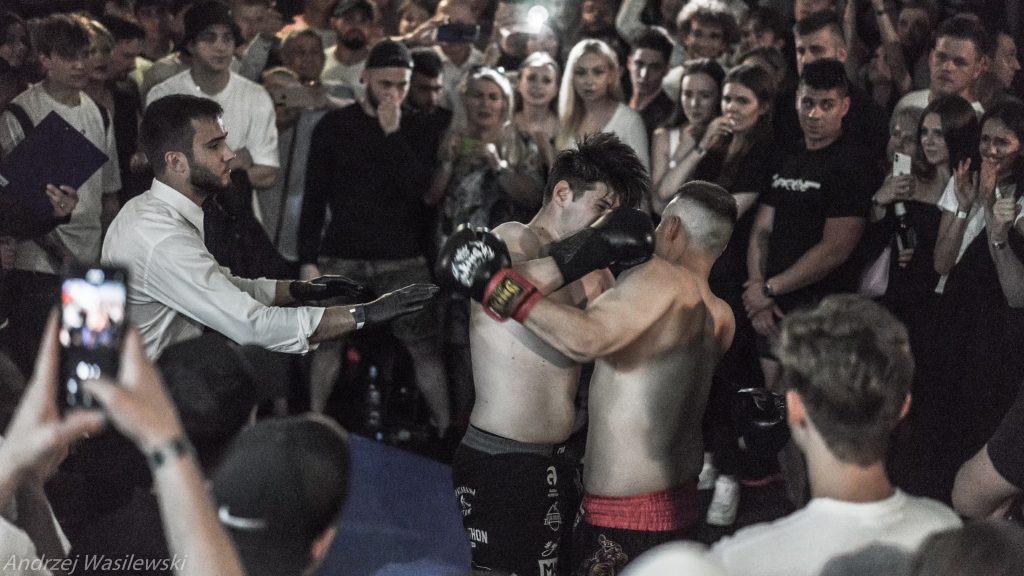 Basement Fight Circle - podziemne gale boksu, na których tłum tworzy ring